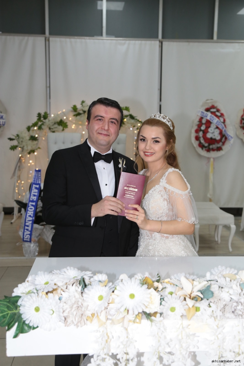 Akhisar Şehrinin Gözde Çifti Gonca Gül ve Mehmet Ali Dünya evine Girdi ...