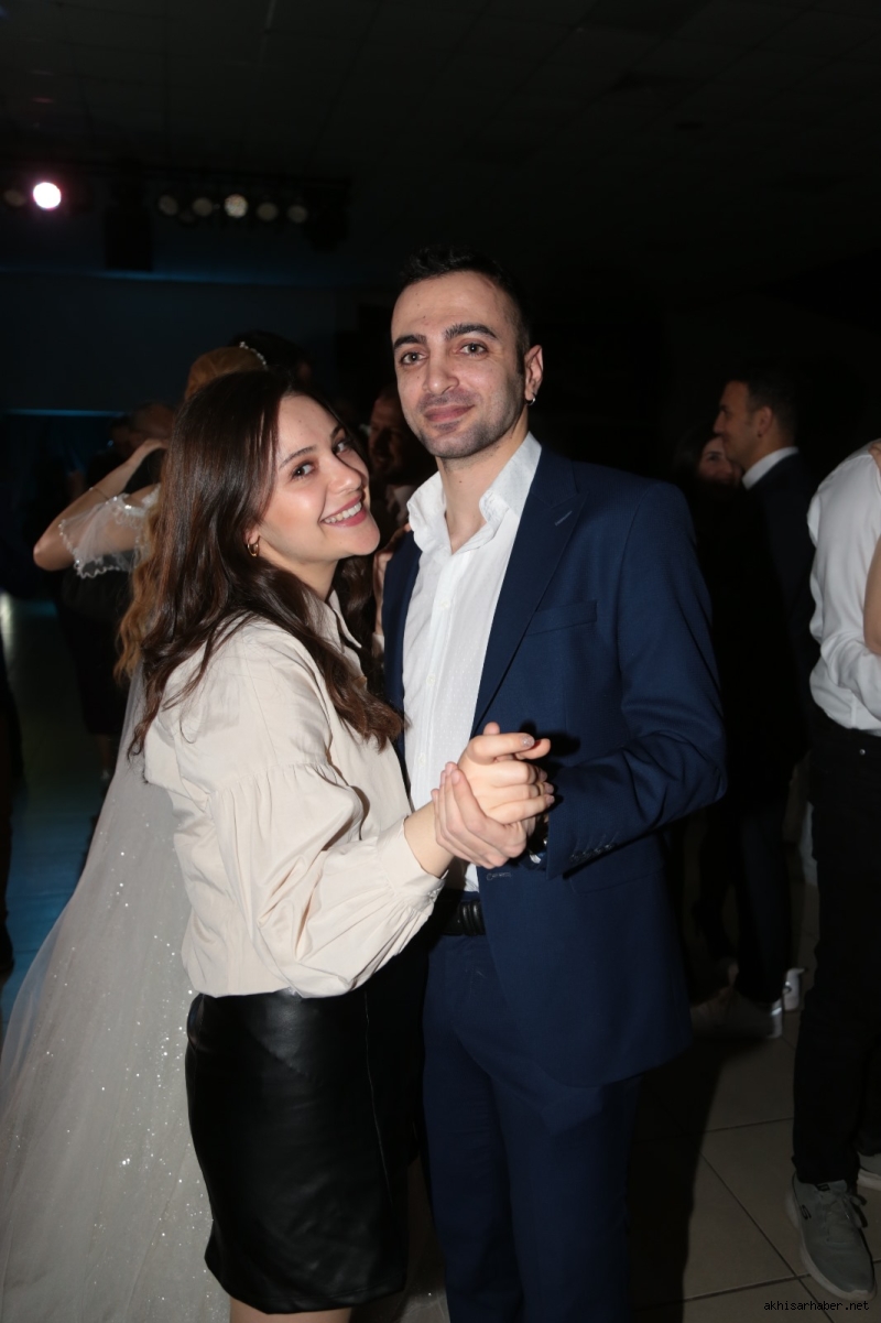 Akhisar Şehrinin Gözde Çifti Gonca Gül ve Mehmet Ali Dünya evine Girdi ...